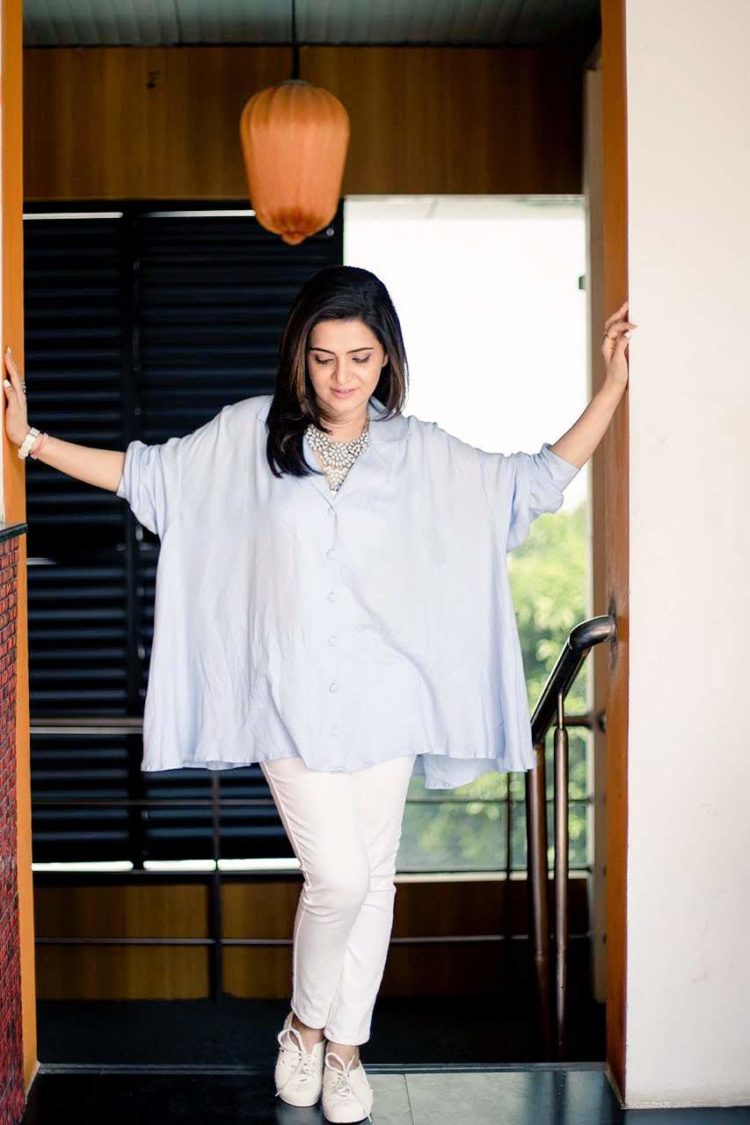 TV Anchor DD Neelakandan's Stunning Images HD - Live Cinema News