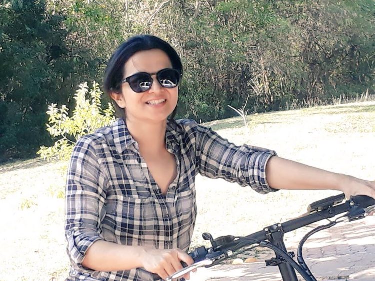 TV Anchor DD Neelakandan's Stunning Images HD - Live Cinema News